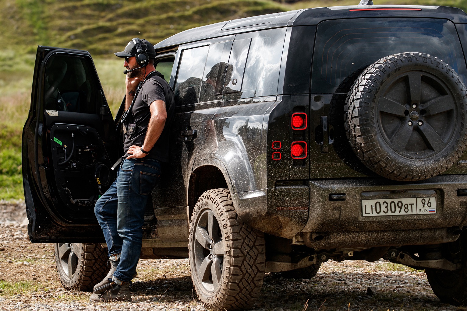 James Bond’s Land Rover Defender — the X-factor in No Time To Die ...